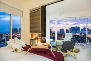 Apartamento, 1 quarto, vista para o mar | Cofre no quarto, cortinas/cortinados opacos, ferro/tábua de engomar 