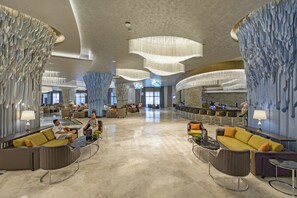 8 bares/lounges, um bar junto à piscina 