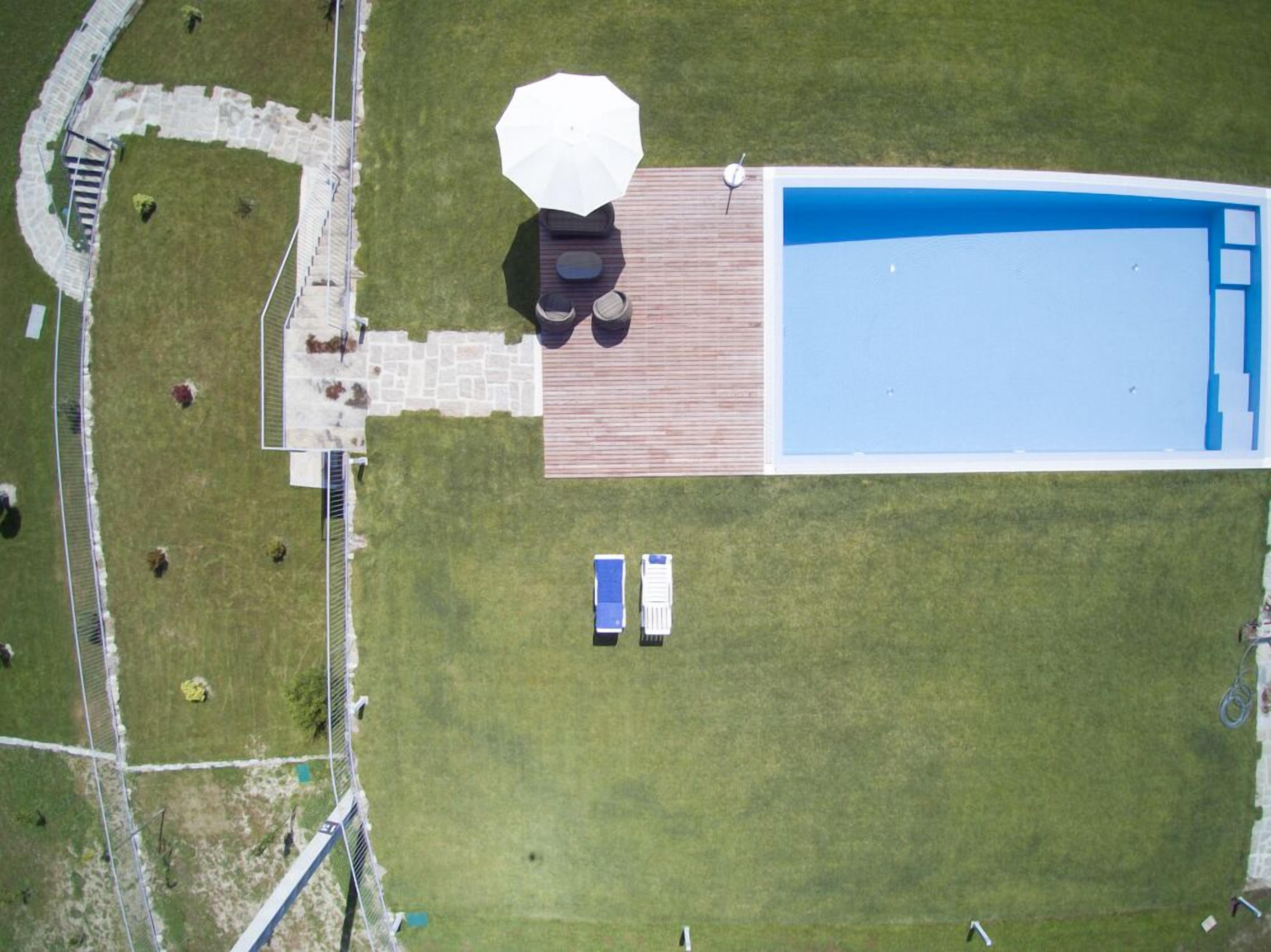Piscina externa sazonal, guarda-sóis, espreguiçadeiras
