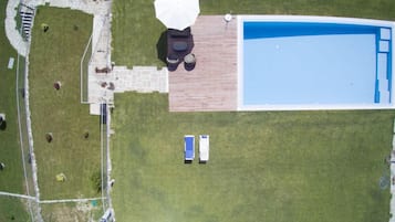 Piscina externa sazonal, guarda-sóis, espreguiçadeiras