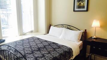 Quarto Duplo Comfort, 1 cama queen-size, casa de banho partilhada | Secretária, Wi-fi grátis, roupa de cama fornecida