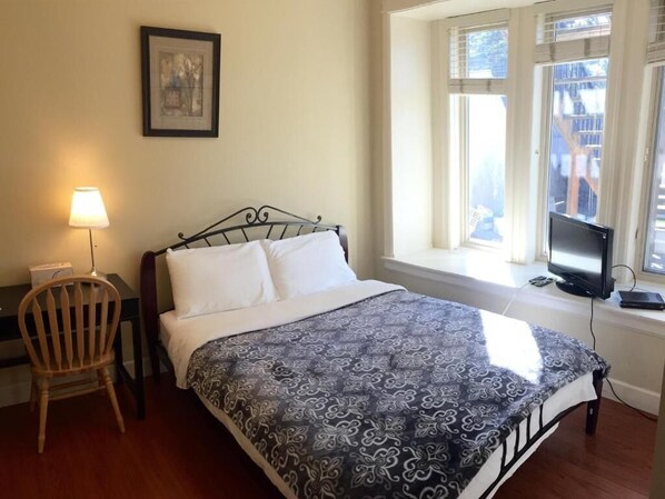 Quarto Duplo Comfort, 1 cama queen-size, casa de banho partilhada | Secretária, Wi-fi grátis, roupa de cama fornecida