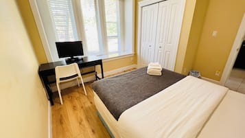 Quarto casal conforto, 1 cama Queen, banheiro compartilhado | Escrivaninha, Wi-Fi de cortesia, roupa de cama