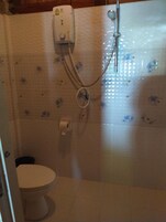 Superior Bungalow with Saeview | Banheiro | Chuveiro, produtos de toalete grátis, toalhas de banho 