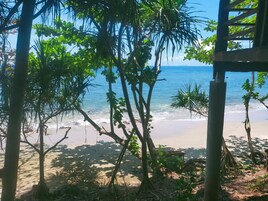 Praia particular, espreguiçadeiras, guarda-sóis, toalhas de praia 