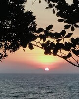 Praia particular, espreguiçadeiras, guarda-sóis, toalhas de praia 