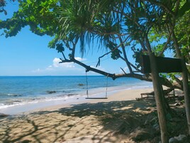 Praia particular, espreguiçadeiras, guarda-sóis, toalhas de praia 