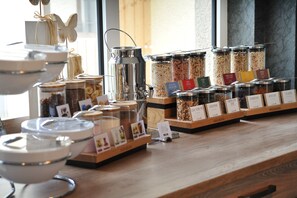 Pequeno-almoço tipo buffet diário (18 EUR por pessoa) 