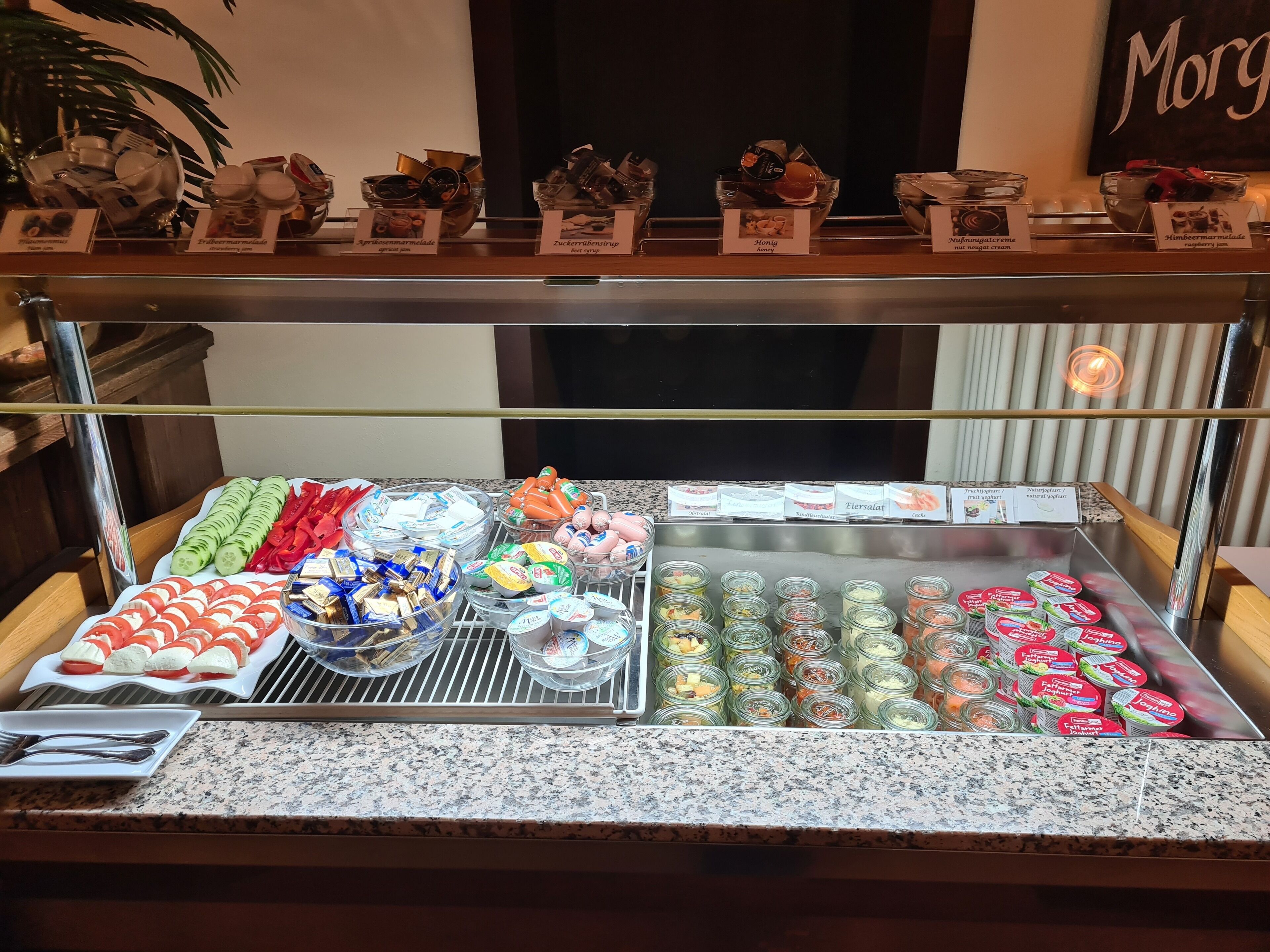 Um buffet com diversos alimentos e acompanhamentos.
