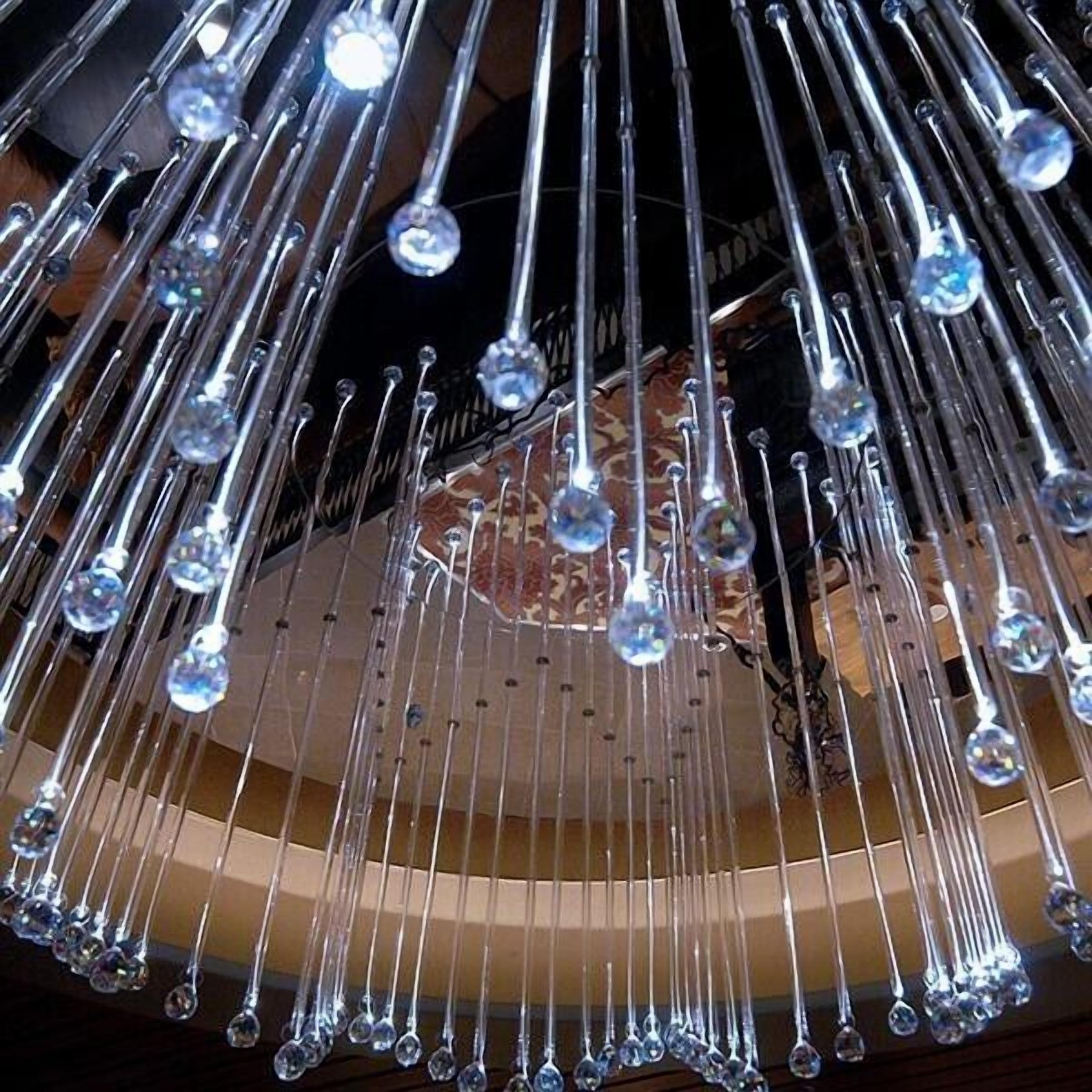 Um lustre com vários cristais pendurados.