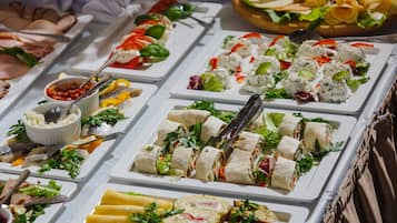 Pequeno-almoço tipo buffet diário mediante uma taxa