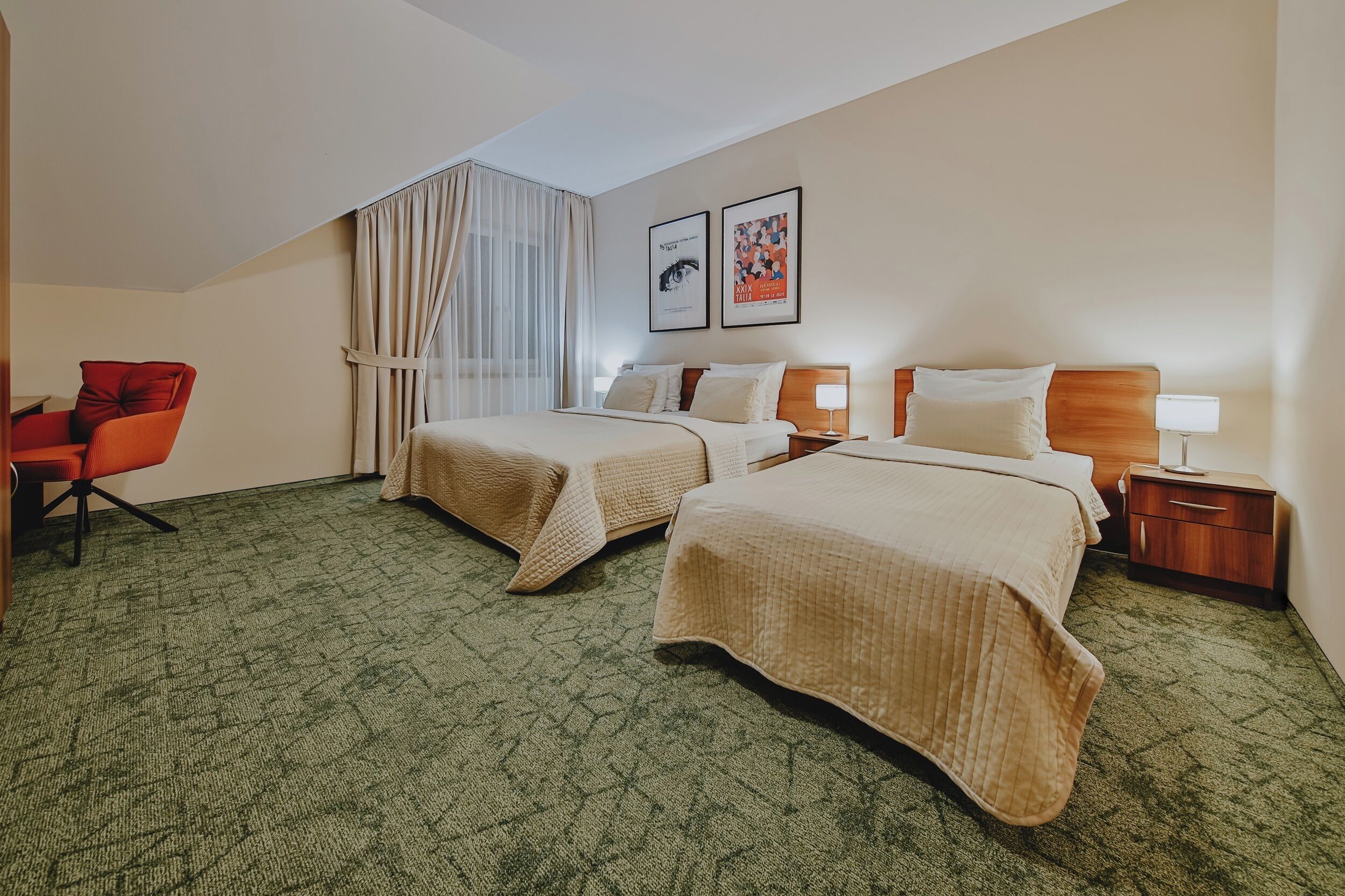 Quarto triplo conforto | Roupas de cama premium, cofres nos quartos, escrivaninha