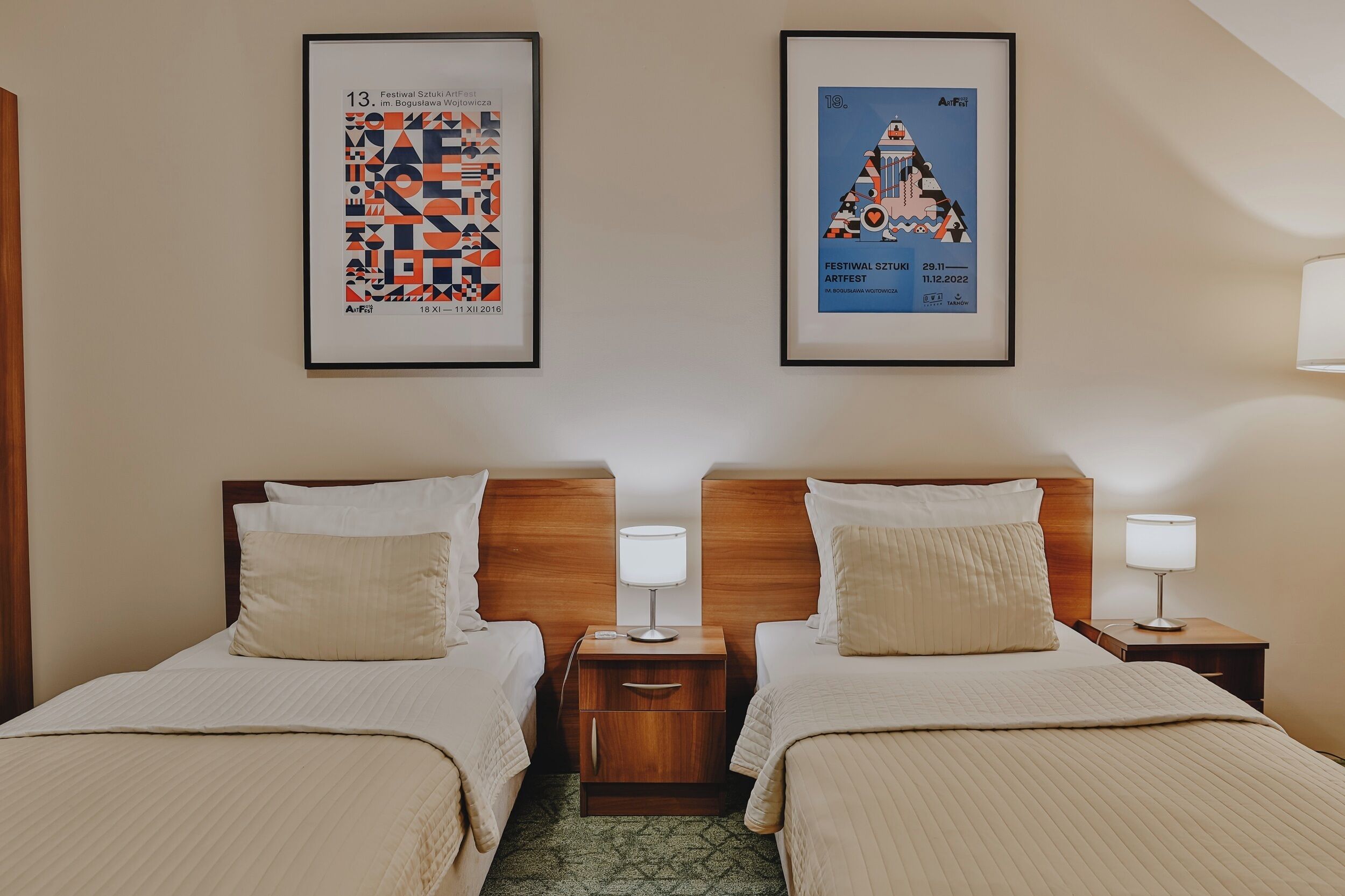 Quarto luxo, 2 camas de solteiro | Roupas de cama premium, cofres nos quartos, escrivaninha