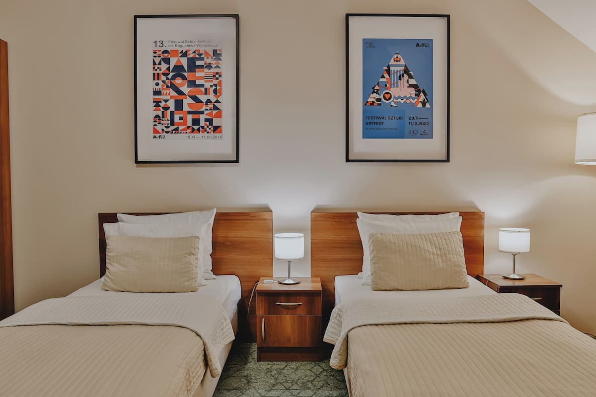 Quarto luxo, 2 camas de solteiro | Roupas de cama premium, cofres nos quartos, escrivaninha