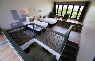 Quarto família | Cofres nos quartos, escrivaninha, cortinas blackout