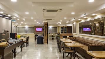 Café da manhã com buffet grátis todos os dias