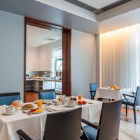 Pequeno-almoço self-service diário (14.5 EUR por pessoa) 