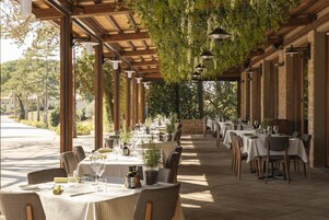 5 restaurantes: servem pequenos-almoços, almoços e jantares