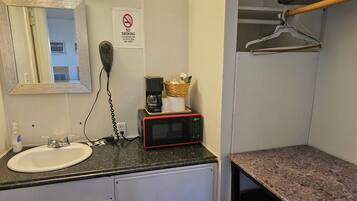 Quarto, 2 camas queen-size | Secretária, ferro/tábua de engomar, Wi-fi grátis