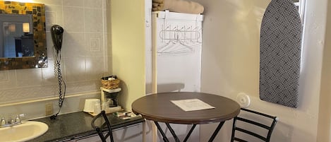 Escrivaninha, ferros/tábuas de passar roupa, Wi-Fi de cortesia