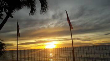 Na praia, espreguiçadeiras, guarda-sóis