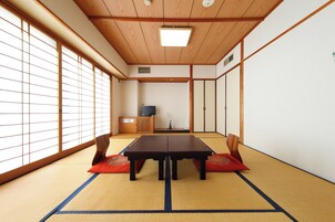 Quarto em estilo japonês, não fumadores | Cortinas/cortinados opacos, ferro/tábua de engomar, Wi-fi grátis 