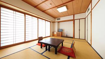Quarto em estilo japonês, para não fumantes | Cortinas blackout, ferros/tábuas de passar roupa, Wi-Fi de cortesia