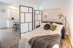 Apartamento, 1 quarto | Sala de estar | TV de tela plana