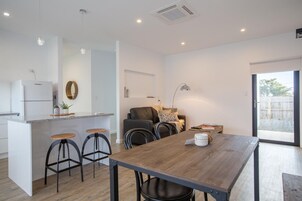 Um frigorífico/congelador grande, um micro-ondas, uma placa de cozinha 