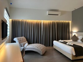 Quarto Executivo, 1 cama king-size | Minibar, cofre no quarto, secretária, cortinas/cortinados opacos