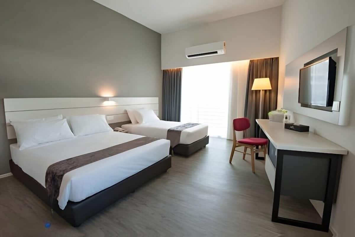 Quarto premier | Frigobar, cofres nos quartos, escrivaninha, cortinas blackout