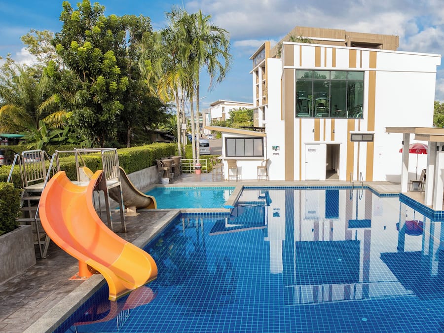 Piscina externa, guarda-sóis