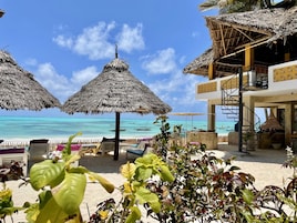 Terraço com espreguiçadeiras