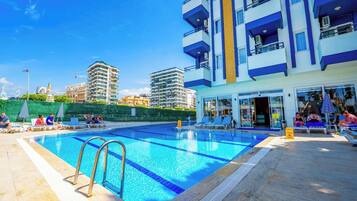 Piscina externa, funciona das 8h30 às 19h, guarda-sóis, espreguiçadeiras