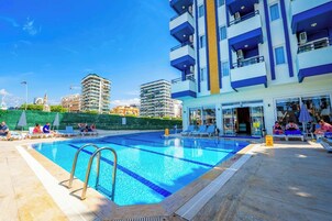 Piscina exterior, da(s) 8:30 à(s) 19:00, guarda-sóis, espreguiçadeiras