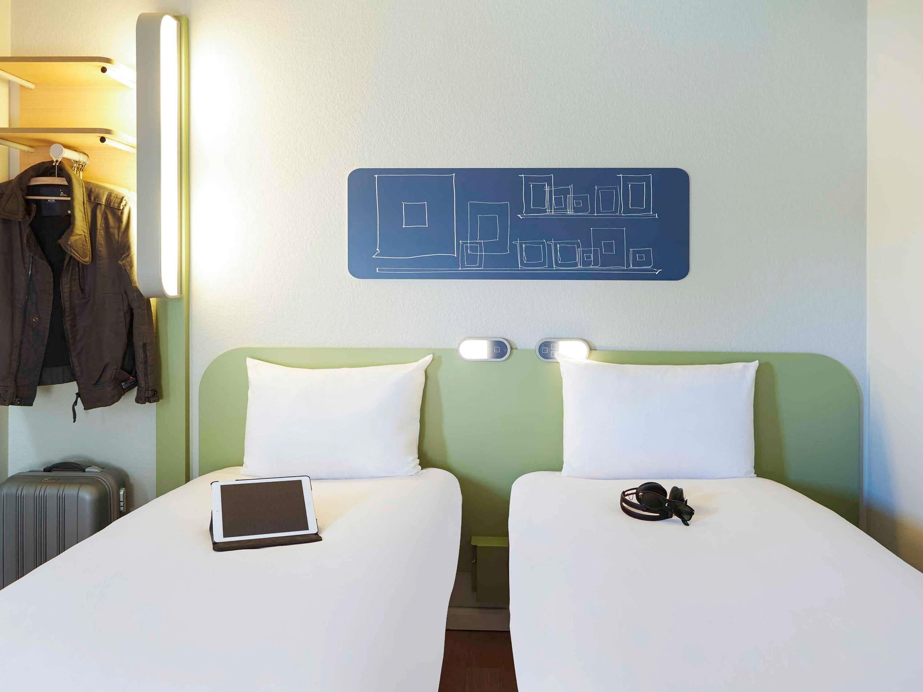 Quarto duplo, 2 camas de solteiro | Escrivaninha, quartos à prova de som, berços grátis, Wi-Fi de cortesia