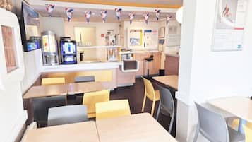 Café da manhã com buffet diário (EUR 8.90 por pessoa)