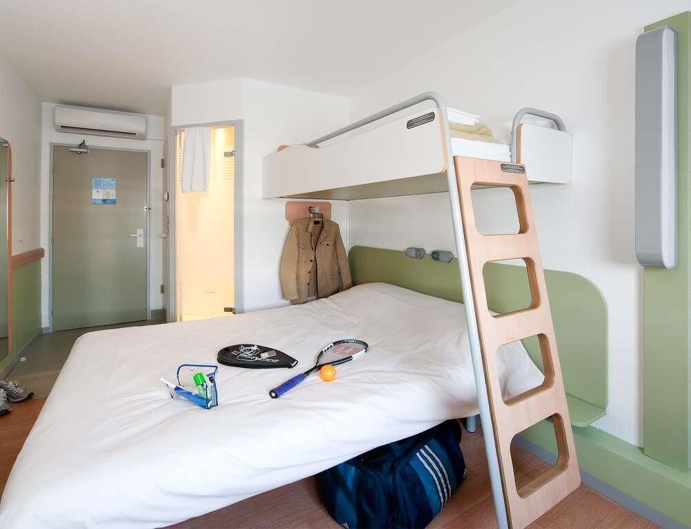 Quarto triplo, várias camas | Individualmente mobiliados, escrivaninha, Wi-Fi de cortesia