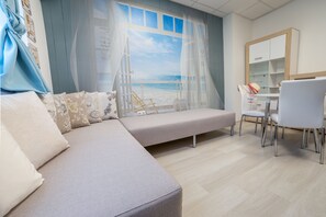 Apartamento Deluxe, 1 quarto (Varna, bul. Tzar Osvoboditel 23B) | Sala de estar | Televisor