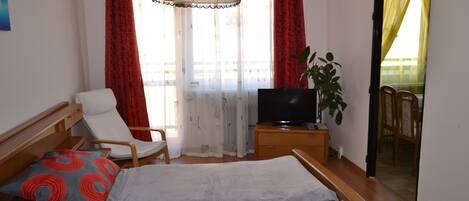 Apartamento, 2 quartos, cozinha, vista para a montanha | Sala | Televisor