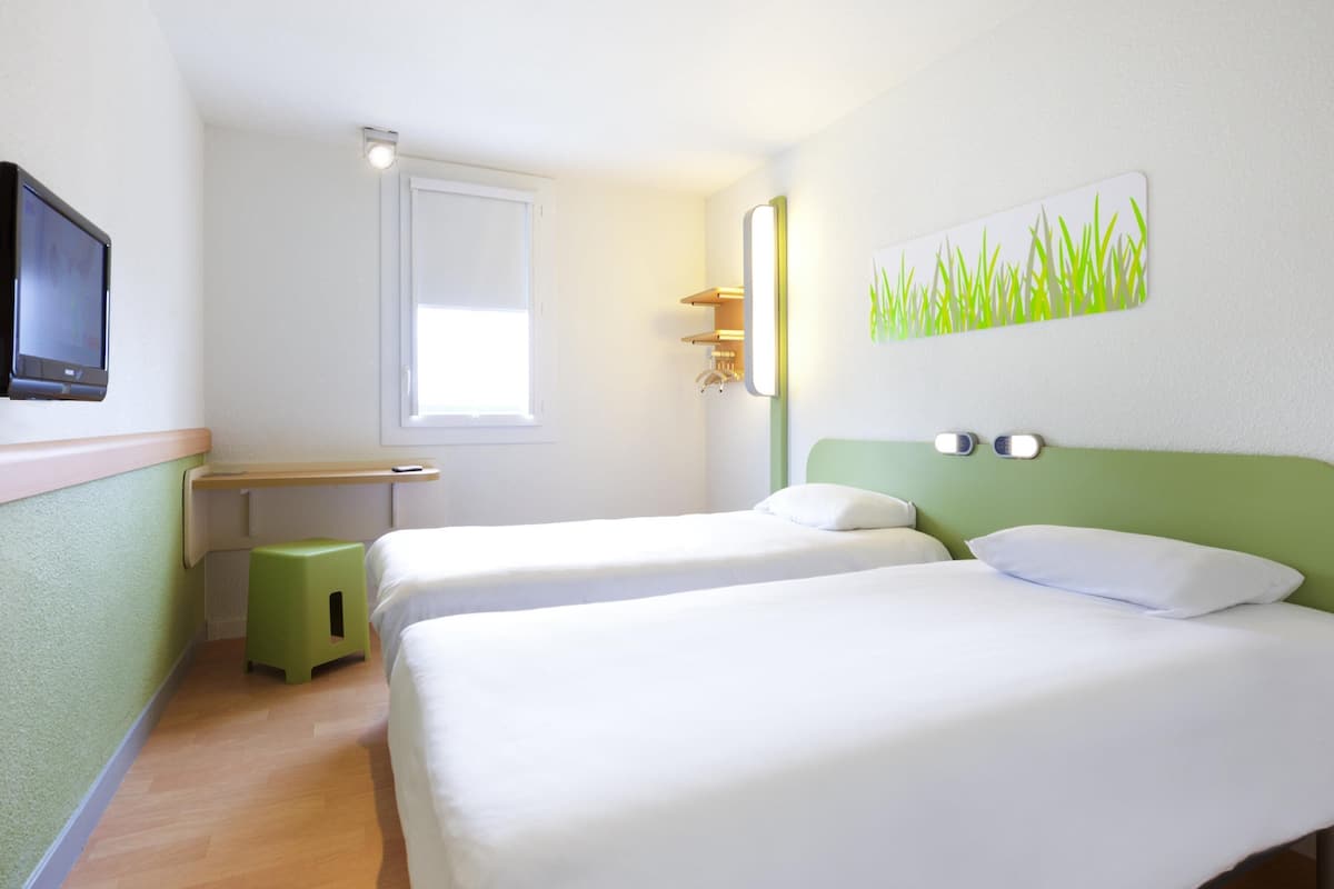 Quarto duplo, 2 camas de solteiro | Escrivaninha, Wi-Fi de cortesia, roupa de cama