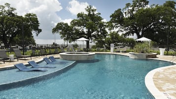 Piscina exterior, uma piscina aquecida