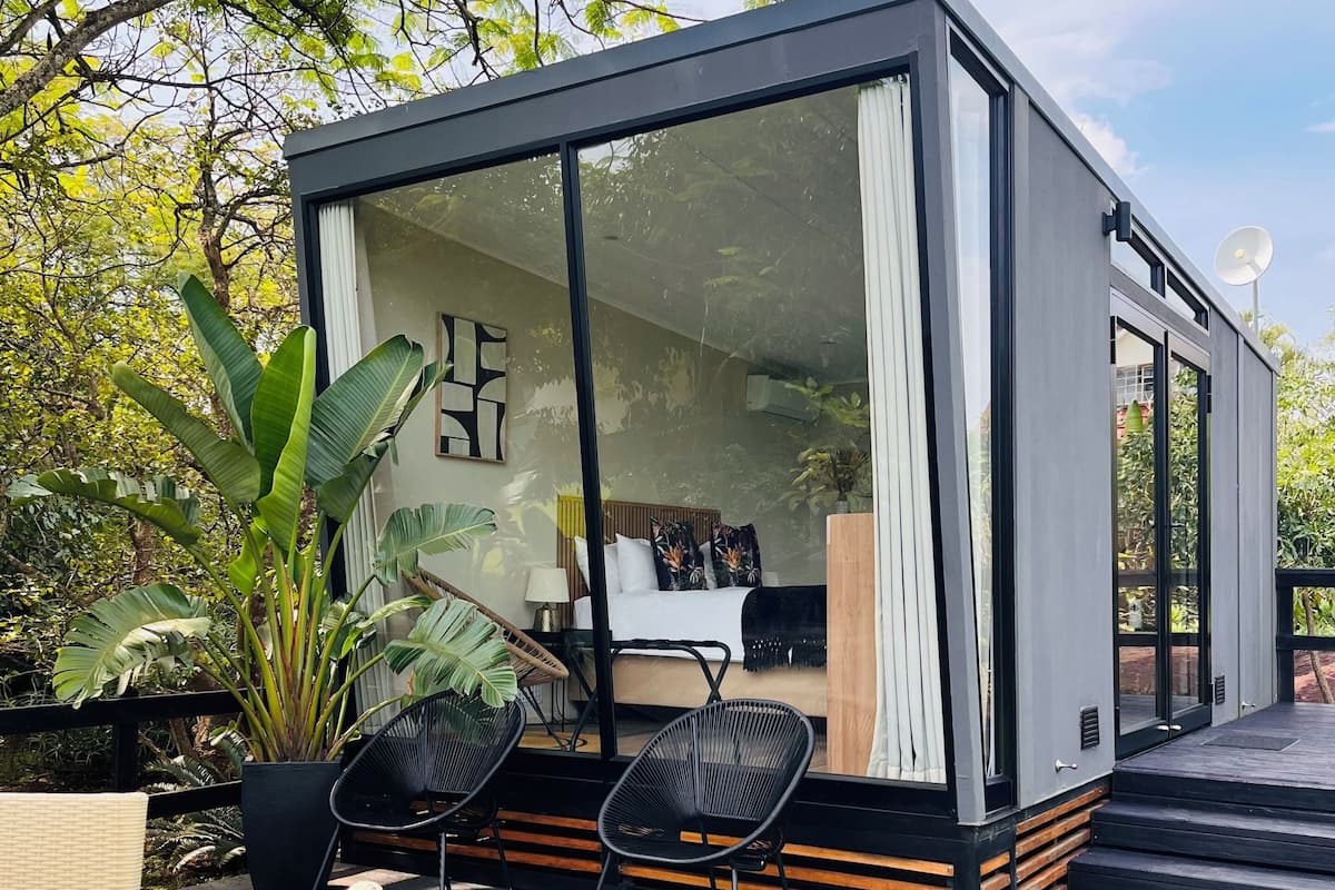 Peace in a pod | Minibar, cofre no quarto, com decoração personalizada