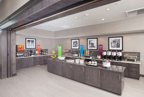 Café da manhã com buffet grátis todos os dias