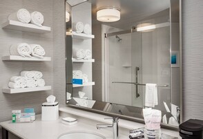 Produtos de toalete grátis, secador de cabelo, toalhas de banho