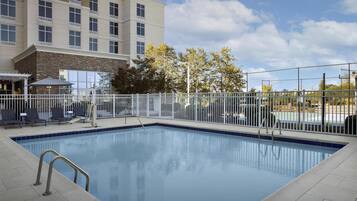 Piscina exterior, espreguiçadeiras