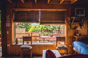 Bangalô standard, 1 cama de casal | Área de estar | TV 23 polegadas com canais a cabo, lareira