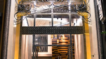 Fachada do alojamento (tarde/noite)