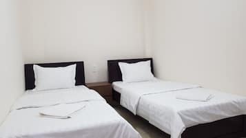 Quarto Twin | Minibar, secretária, Wi-fi grátis, roupa de cama fornecida