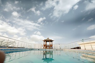 Piscina no piso superior